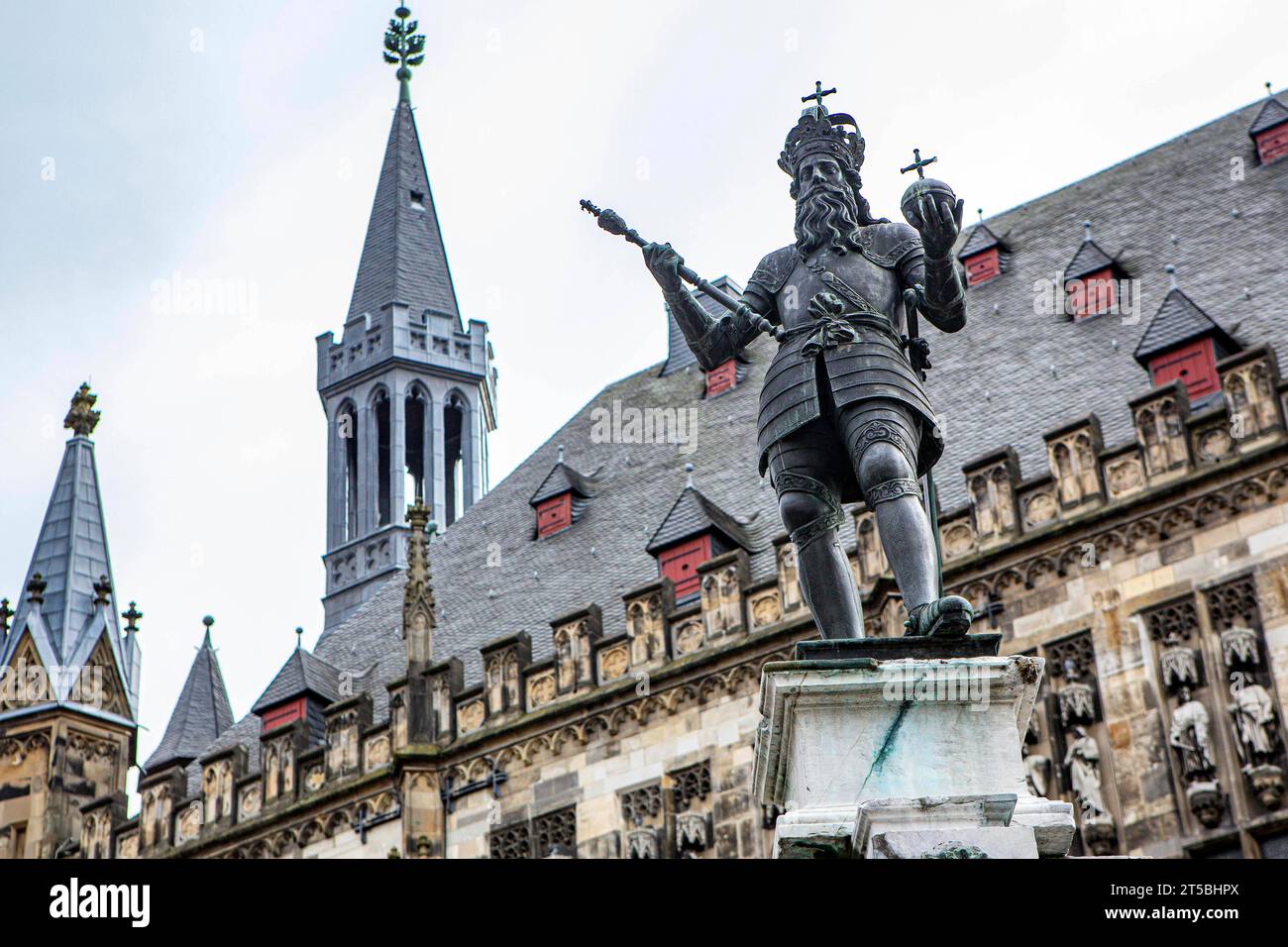 Statue Karl des Großen auf dem Brunnen auf dem Mrktplatz vor dem ...