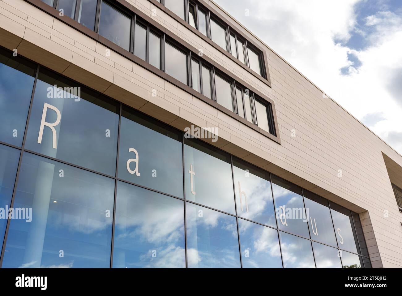PRODUCTION - 31 October 2023, Hesse, Gießen: The city hall on Berliner ...