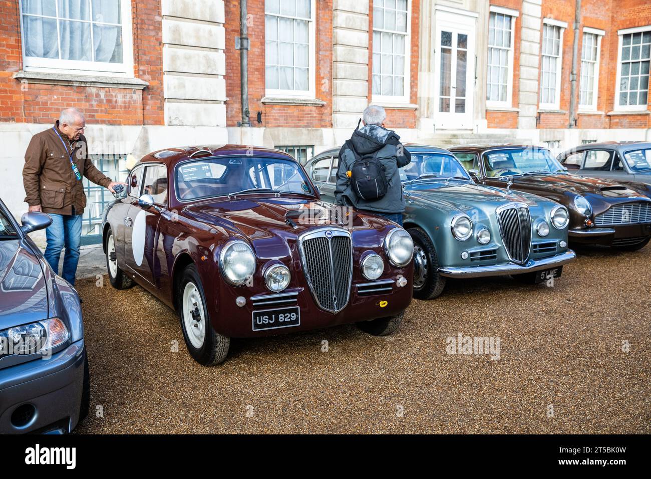 London, UK. 4th Nov, 2023. Around 100 Veteran Cars with their owners ...
