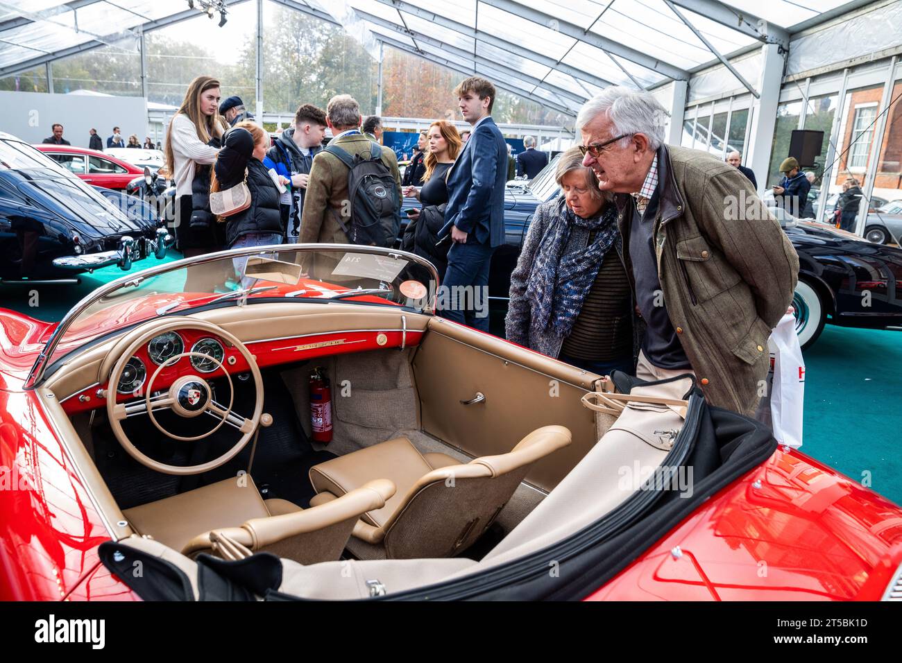 London, UK. 4th Nov, 2023. Around 100 Veteran Cars with their owners ...