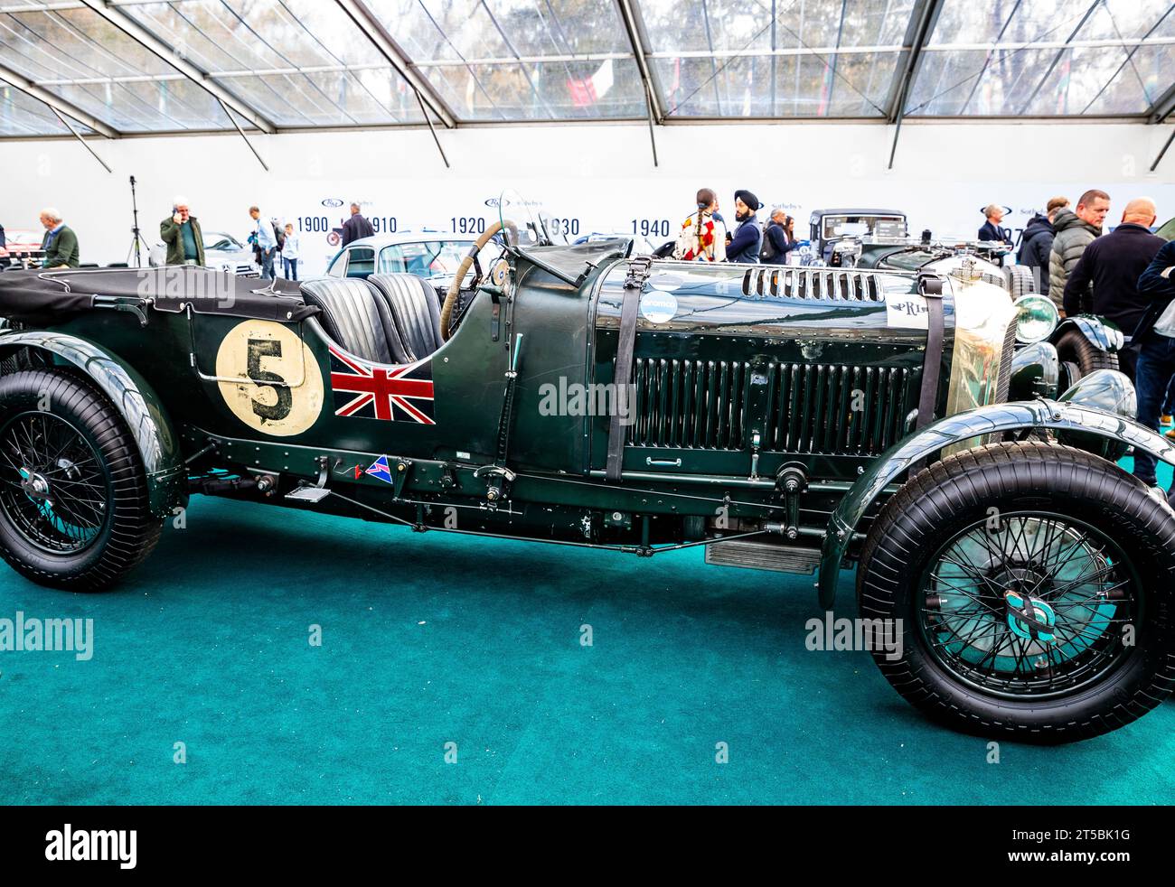 London, UK. 4th Nov, 2023. Around 100 Veteran Cars with their owners ...