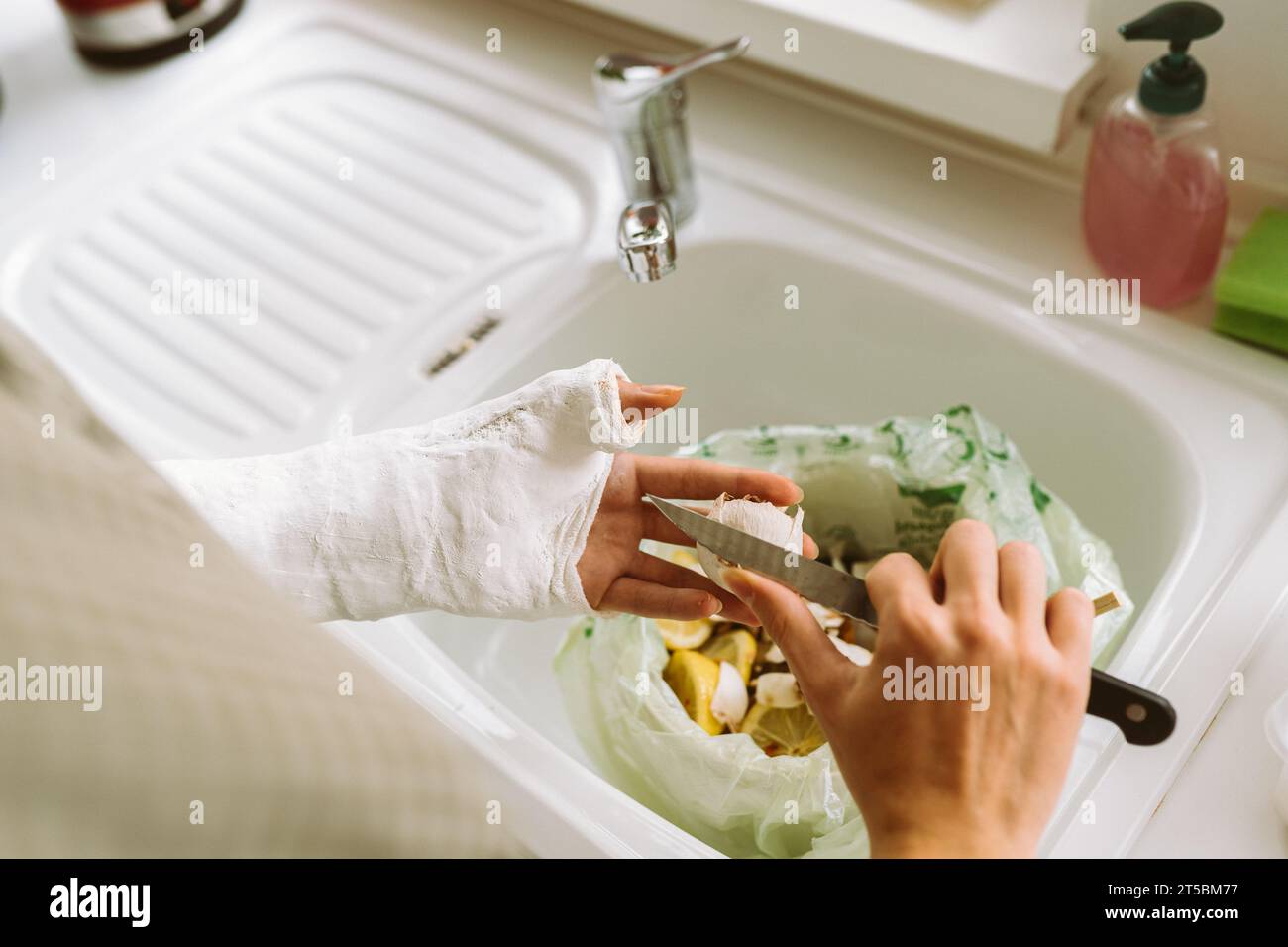 teenage girl, with cast on arm, cook lunch at home Stock Photo - Alamy