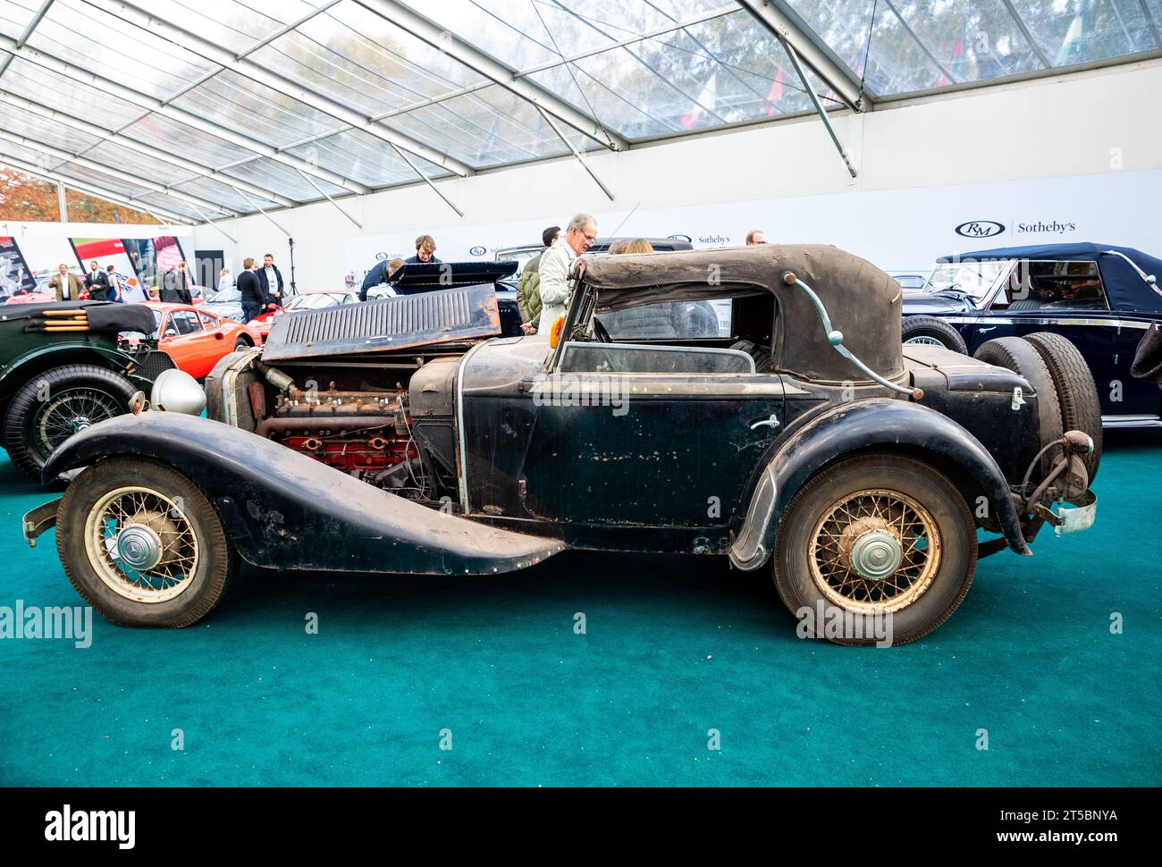 London, UK. 4th Nov, 2023. Around 100 Veteran Cars with their owners ...