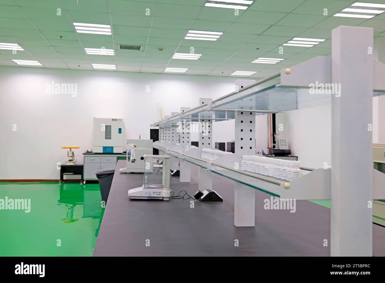 Laboratory operation platform Stock Photo - Alamy