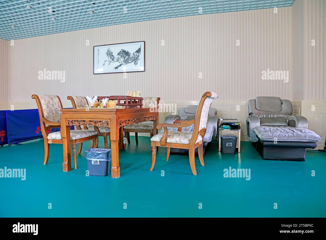 Tables inside hi-res stock photography and images - Alamy