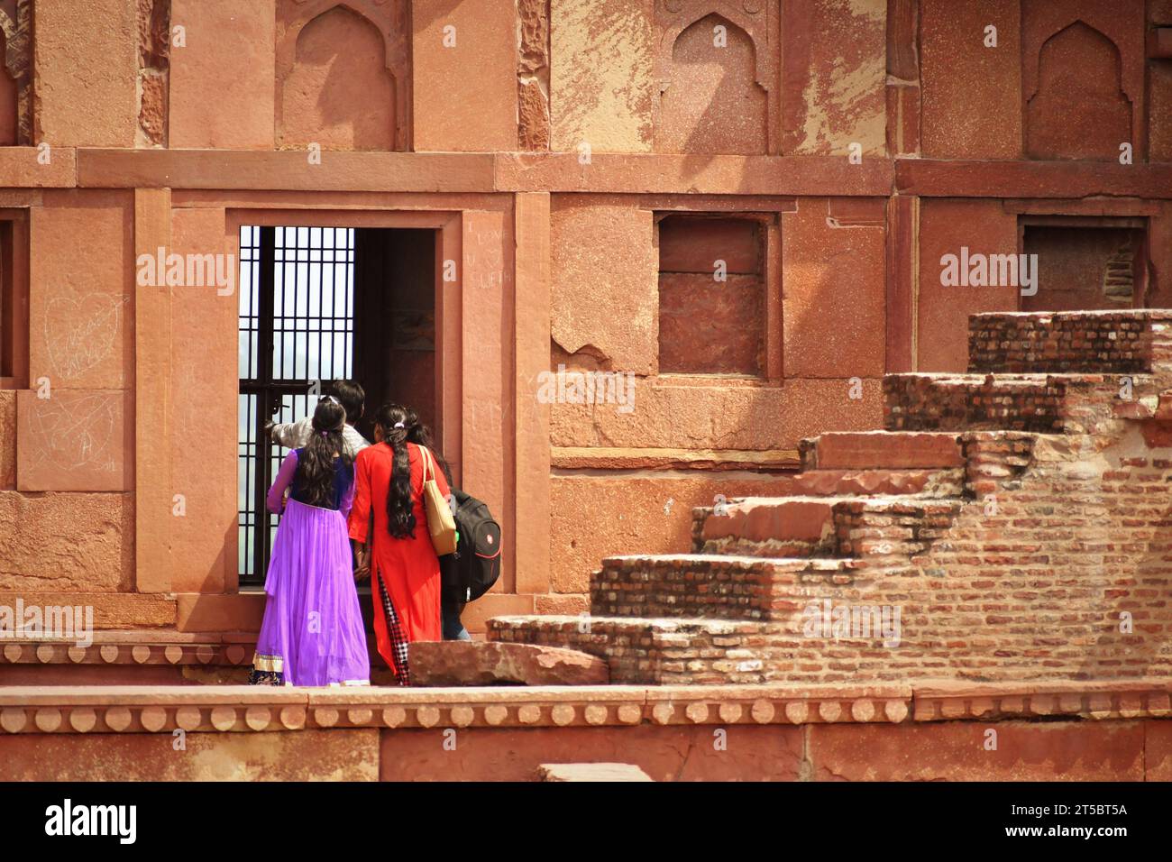 Agra red fort main gate hi-res stock photography and images - Alamy