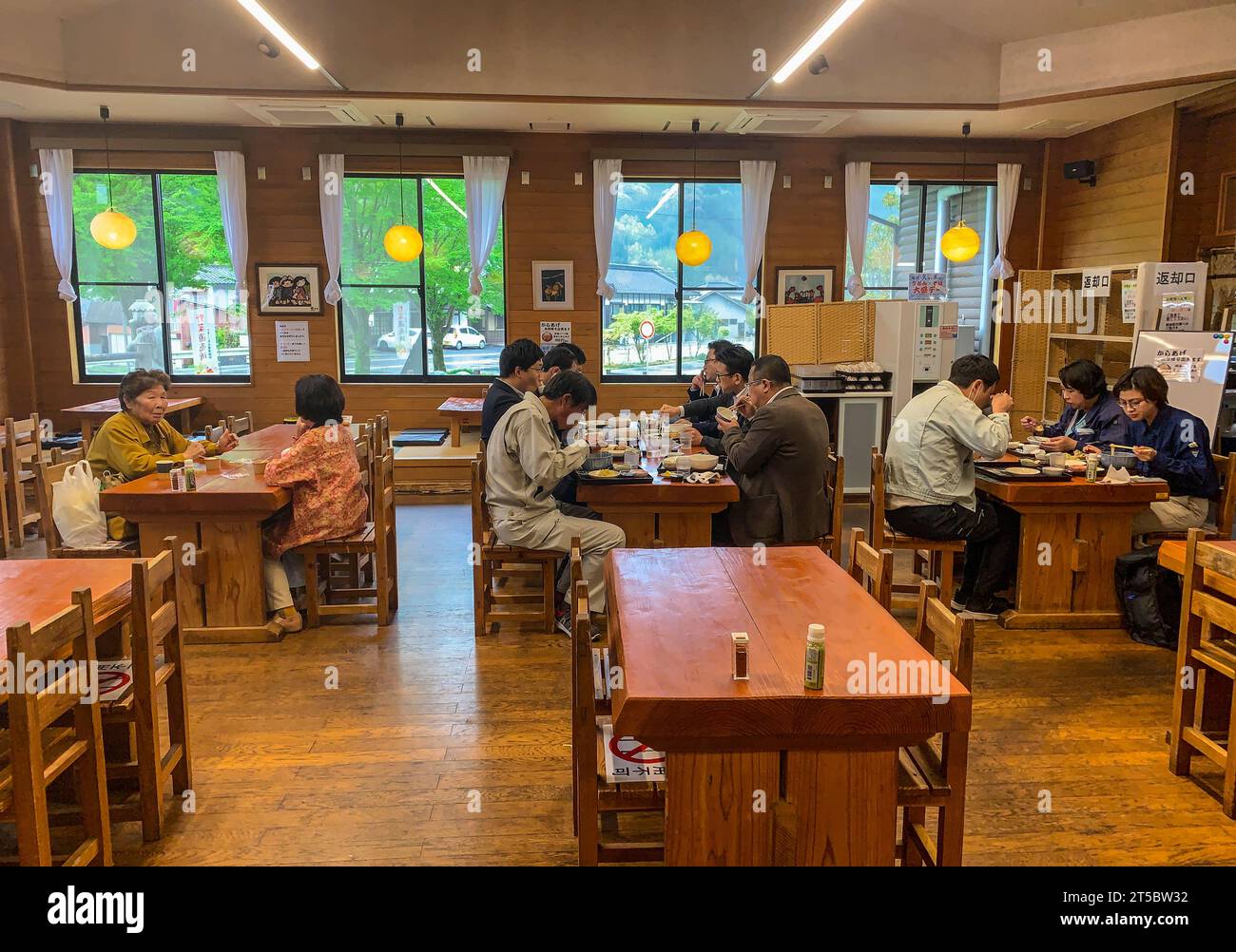 Japanese people restaurant japan hi-res stock photography and images ...