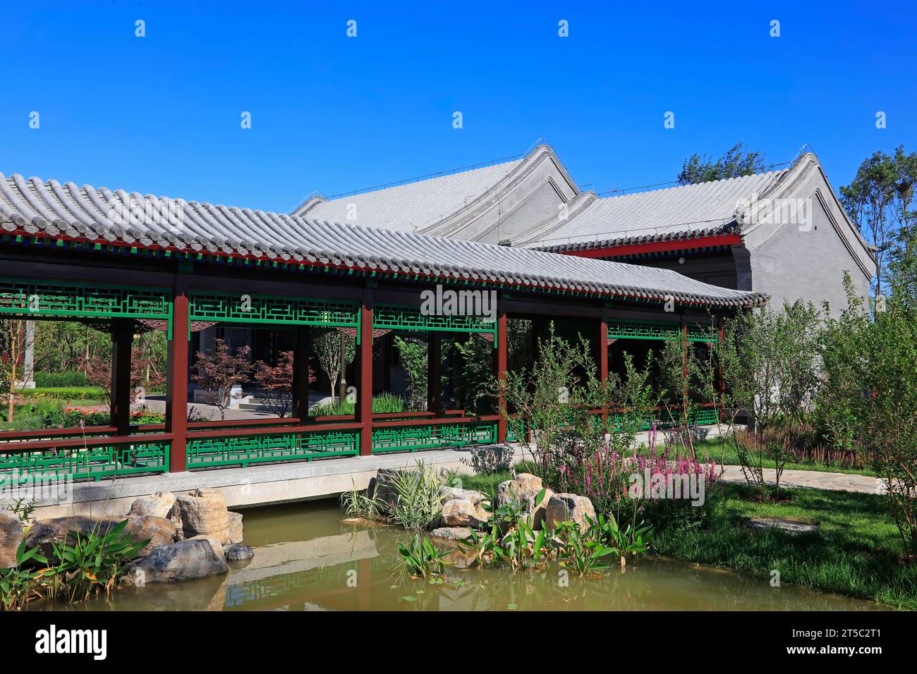 Chinese classical building Long Corridor Stock Photo - Alamy