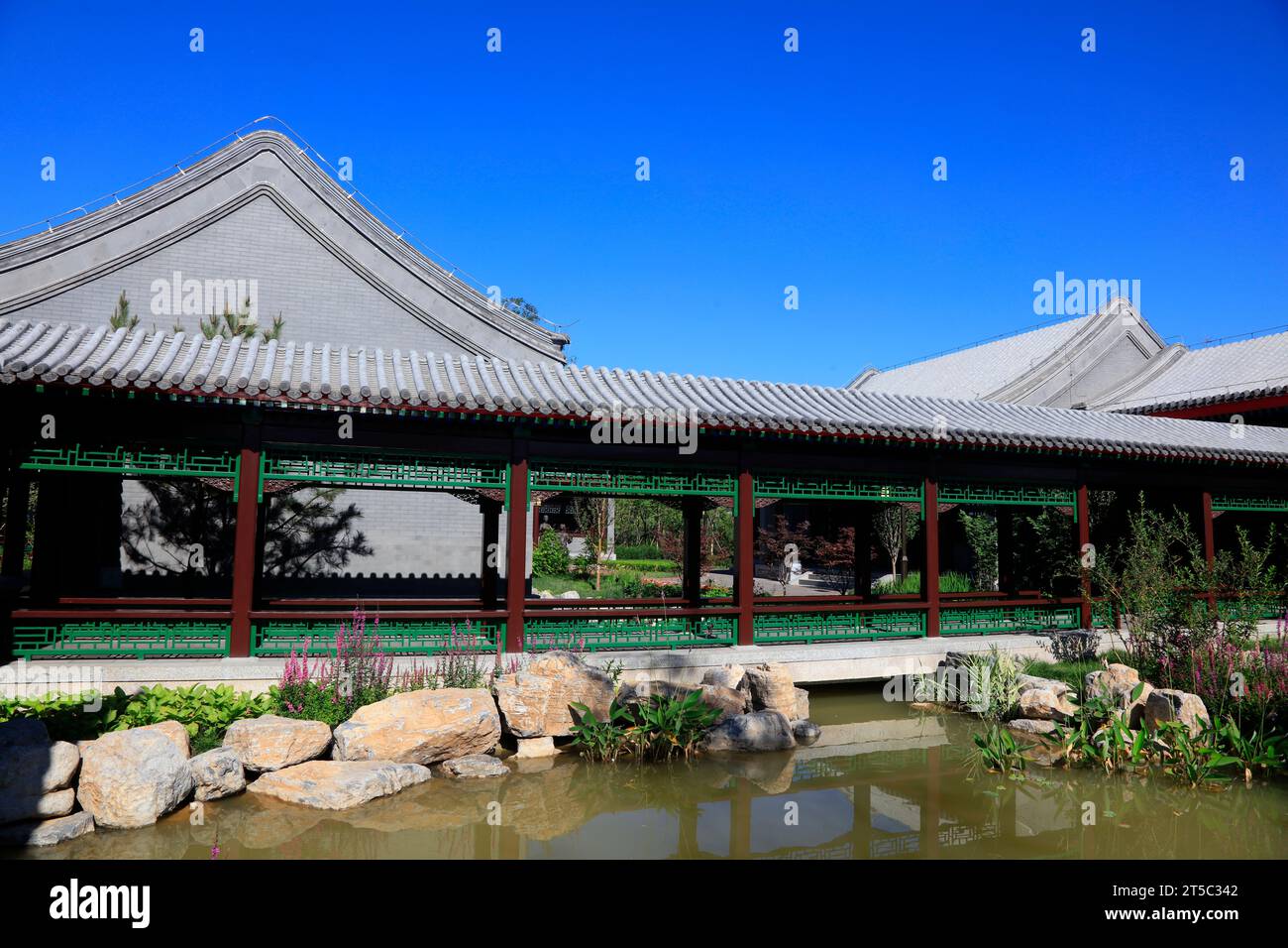 Chinese classical building Long Corridor Stock Photo - Alamy