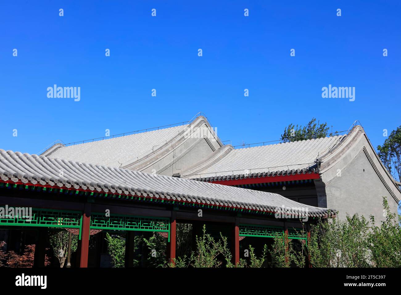 Chinese classical building Long Corridor Stock Photo - Alamy