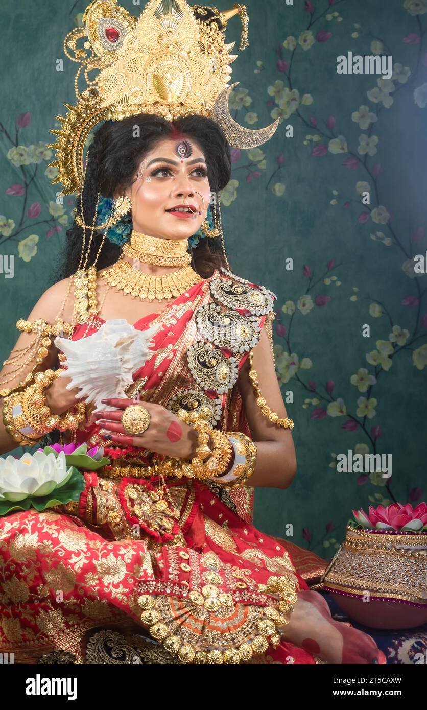 Portrait of beautiful Indian girl of Durga Idol Agomoni Concept Indoor ...