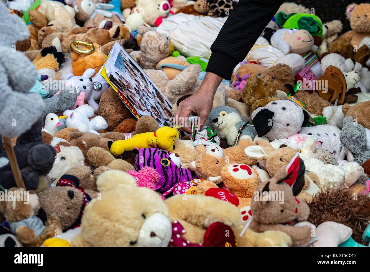 Belfast, UK. 04th Nov, 2023. Hundreds of people marched from Queens ...