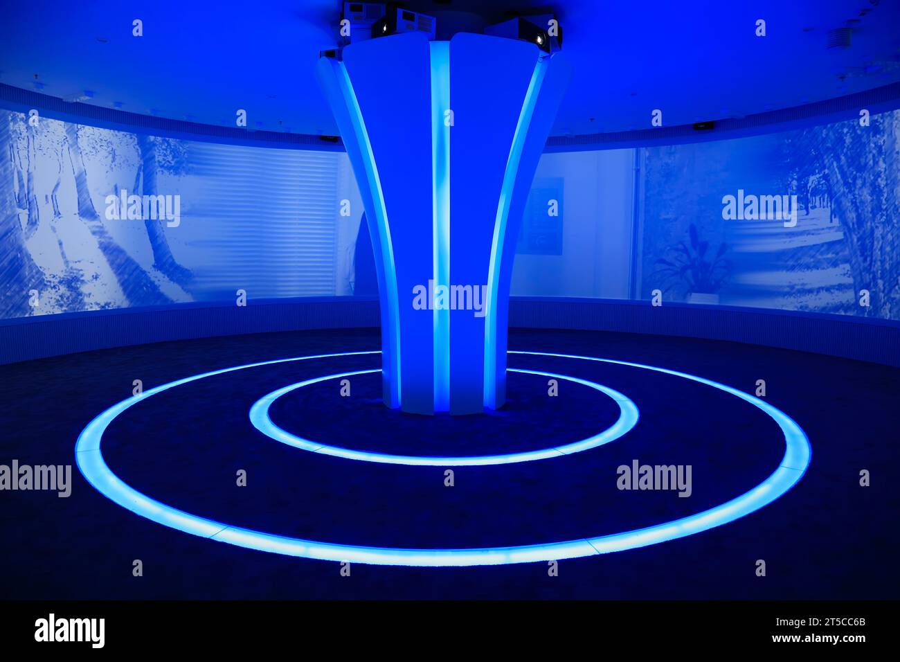 Blue columns hi-res stock photography and images - Alamy