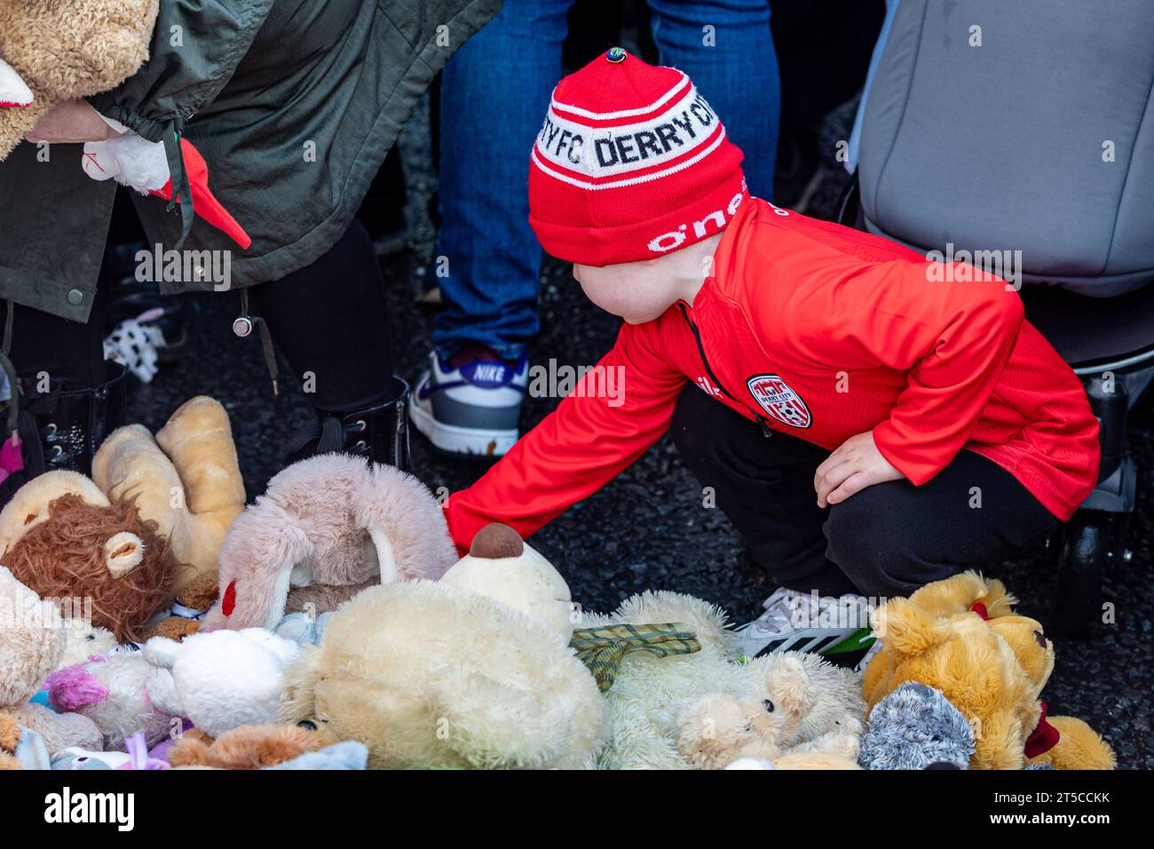 Belfast, UK. 04th Nov, 2023. Hundreds of people marched from Queens ...