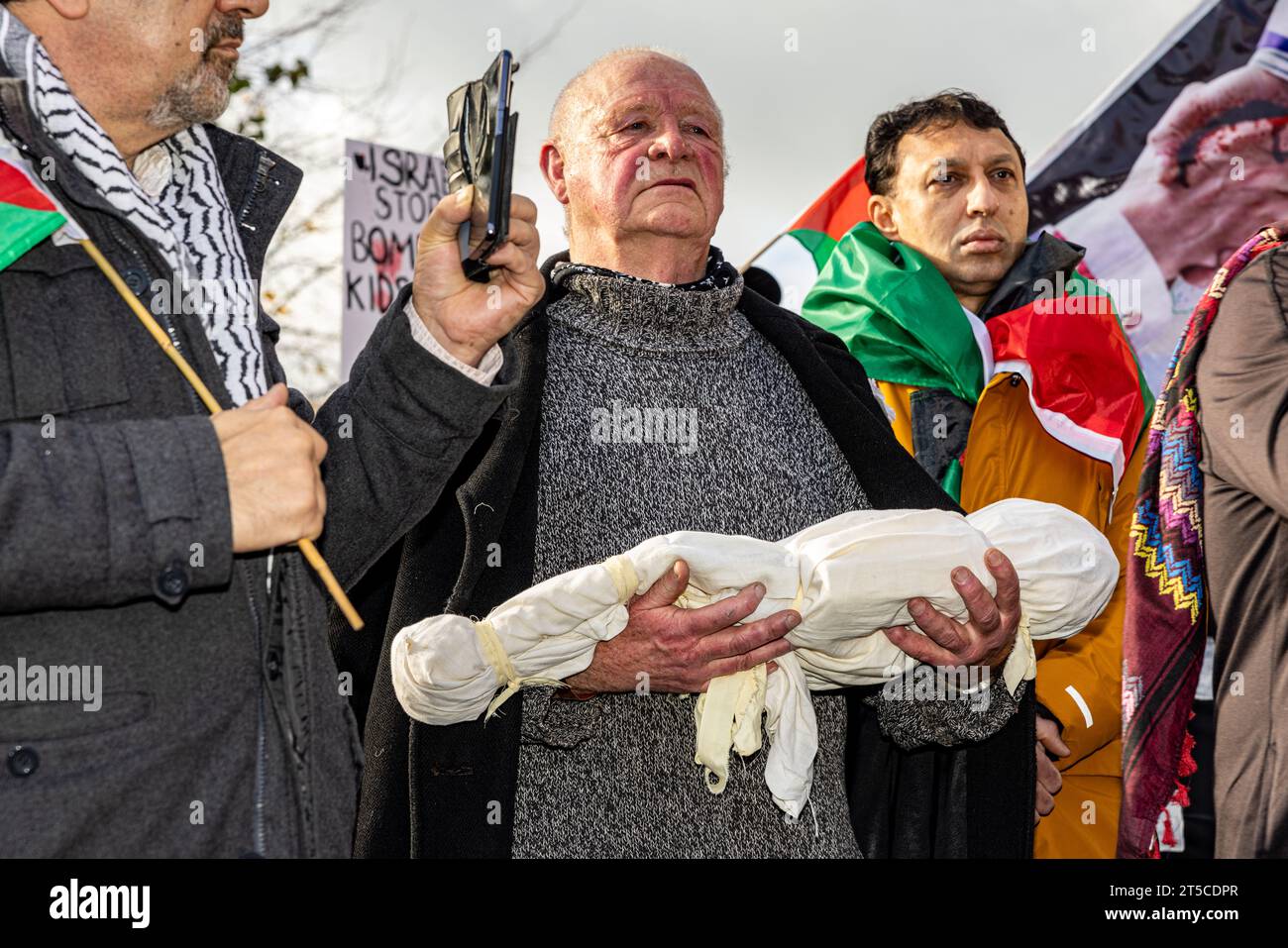 Belfast, UK. 04th Nov, 2023. Hundreds of people marched from Queens ...