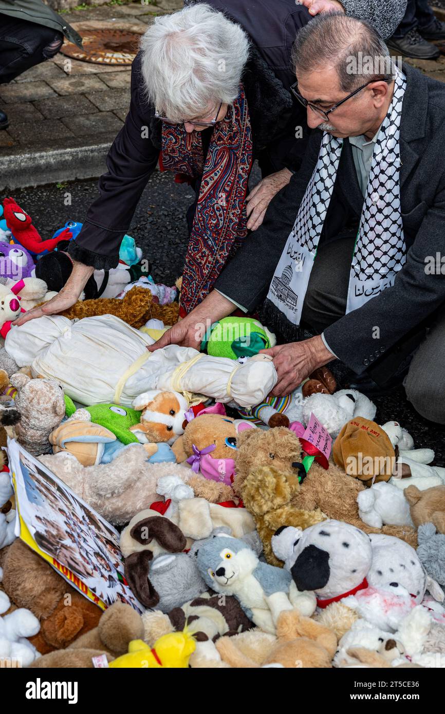 Belfast, UK. 04th Nov, 2023. Hundreds of people marched from Queens ...