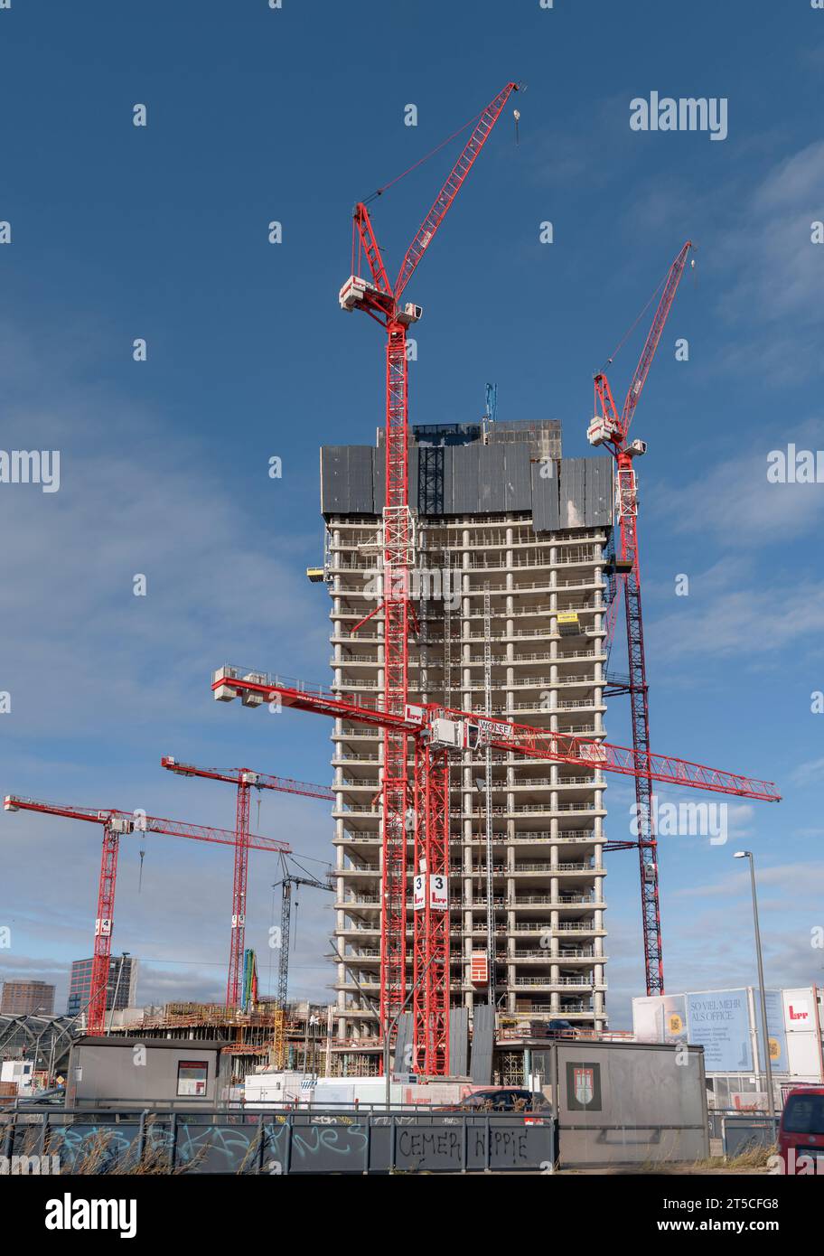 Hamburg, Germany. 04th Nov, 2023. View of the Elbtower construction ...