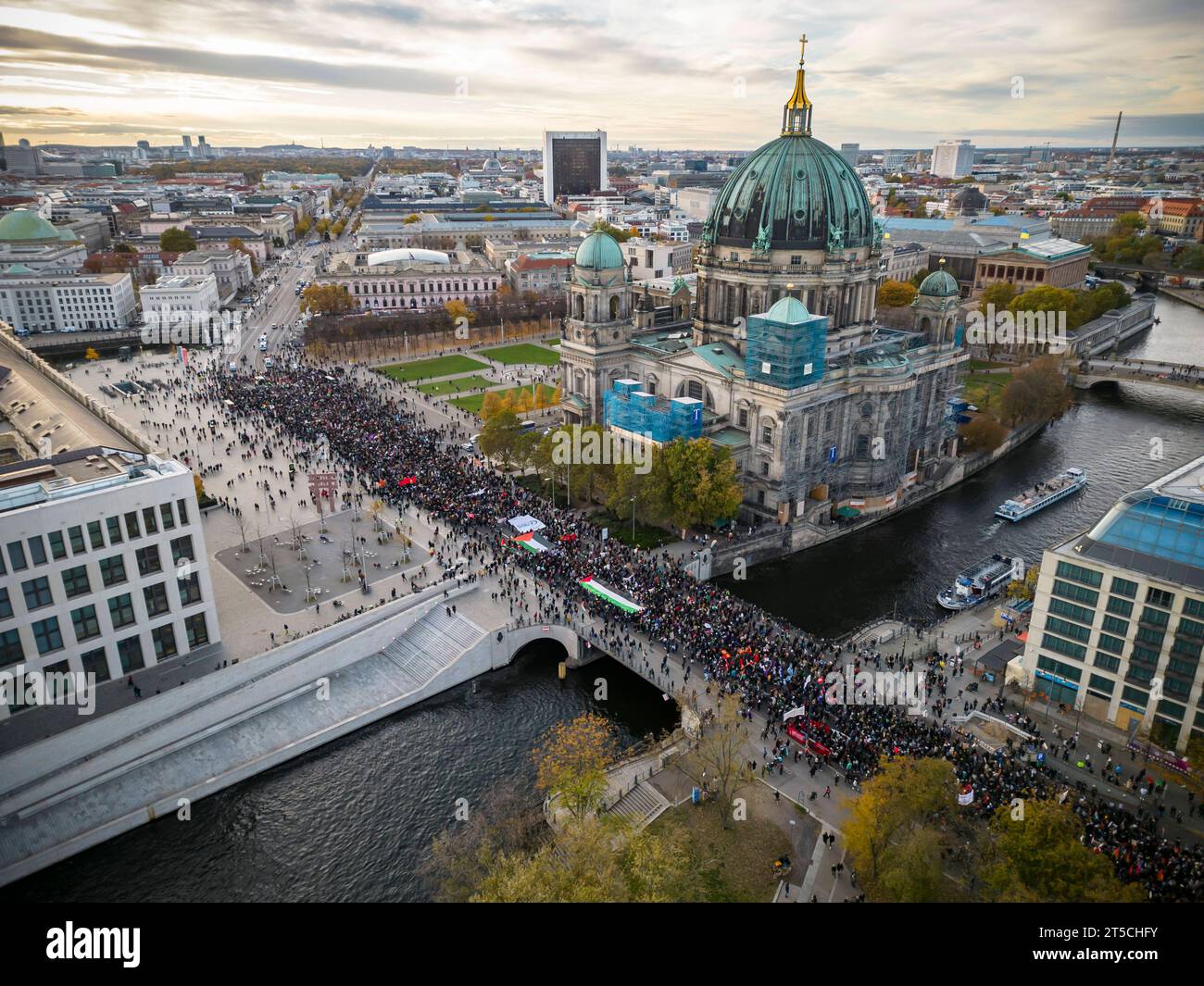 Mehrere Tausende Menschen nehmen einer Demonstration in Solidaritaet ...