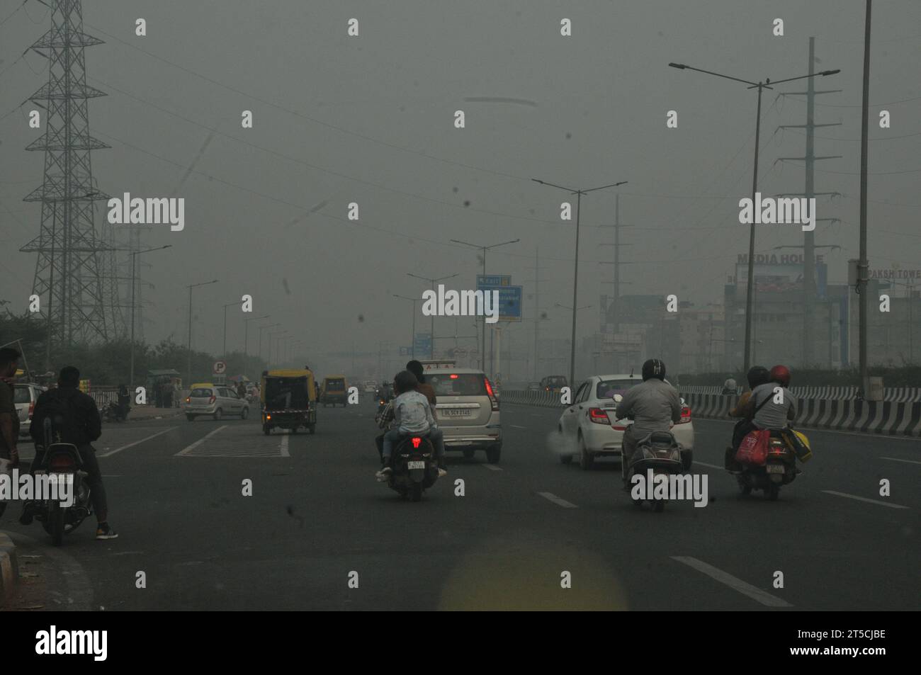 Uttar Pradesh, Noida, India. 4th Nov, 2023. smoged National Highway to ...