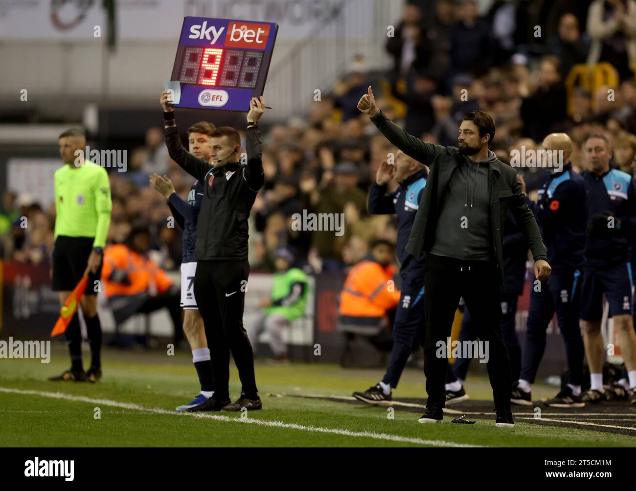 Stoppage time referee hi-res stock photography and images - Alamy