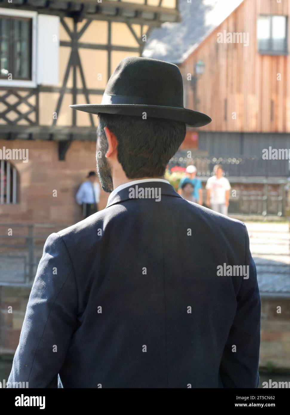 Jewish man wearing black hat hi-res stock photography and images - Alamy