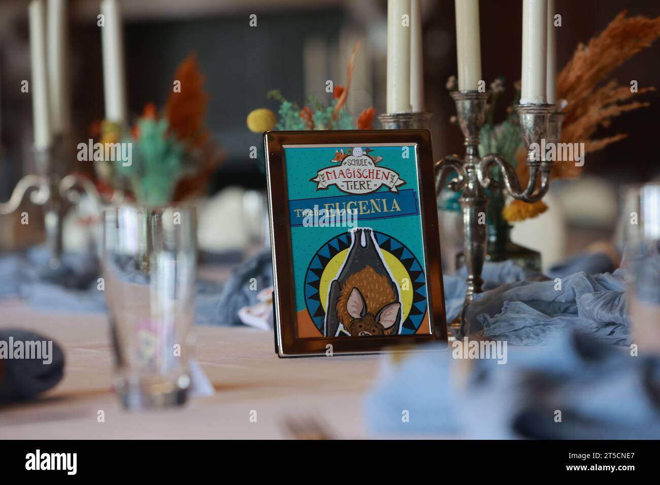 04 November 2023, Saxony-Anhalt, Wernigerode: A table decoration for ...