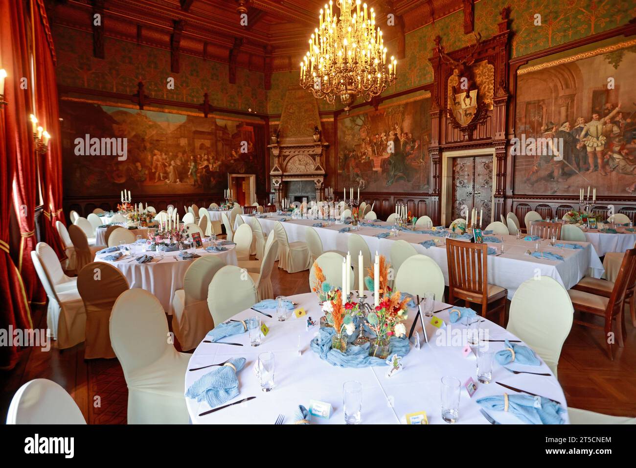 04 November 2023, Saxony-Anhalt, Wernigerode: A table decoration for ...