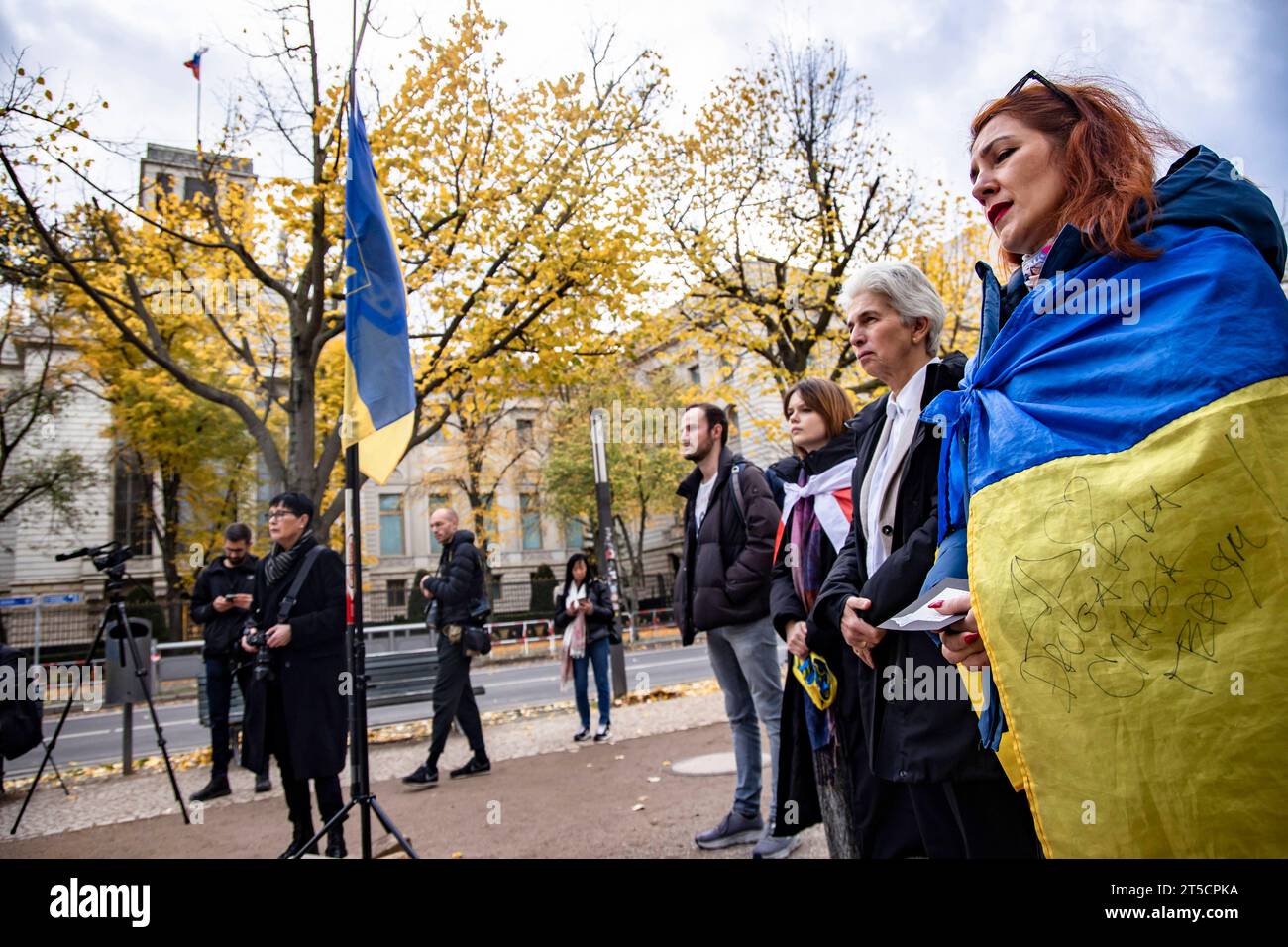 Menschen nehmen dem ersten internationalen Gedenktag für Ukrainische ...
