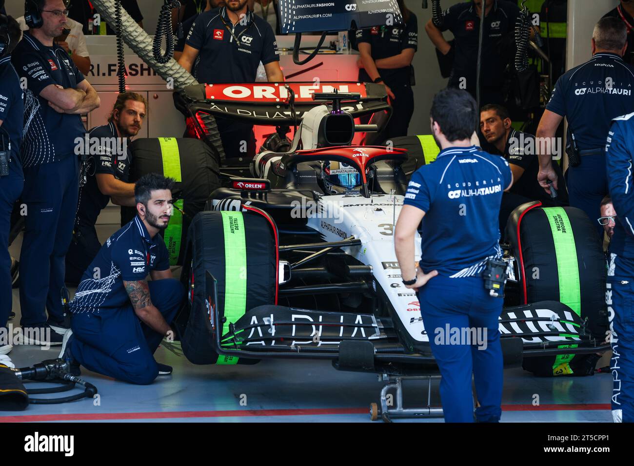 03 RICCIARDO Daniel (aus), Scuderia AlphaTauri AT04, action garage, box ...