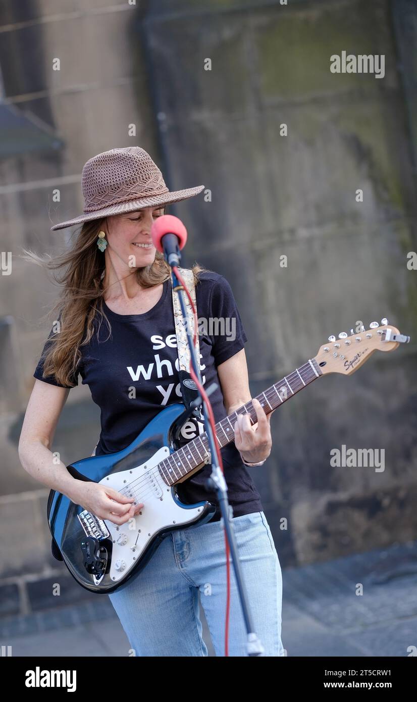 female singer performing at Edinburgh Fringe festival Stock Photo - Alamy
