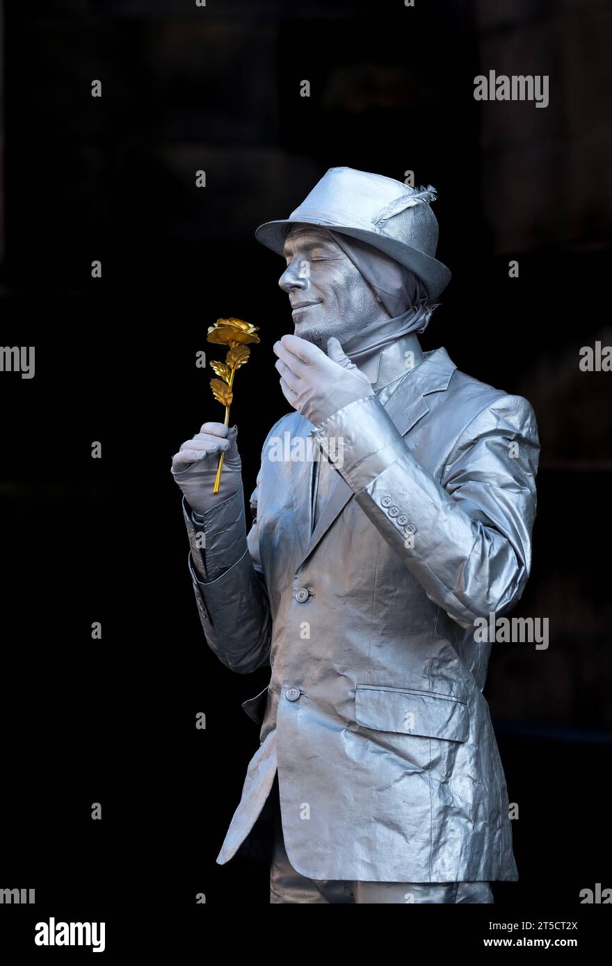 Silver living statue hi-res stock photography and images - Alamy