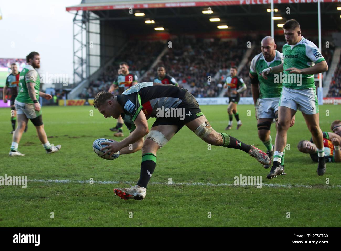 Twickenham, UK. 04th Nov, 2023. Alex Dombrandt (c) of Harlequins scores ...
