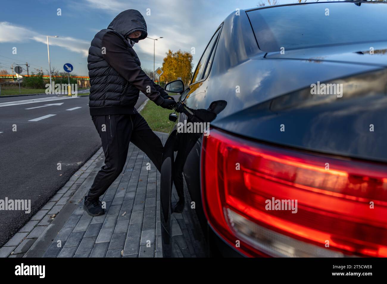 Attempted to steal a car using a suitcase in the city center - a thief ...