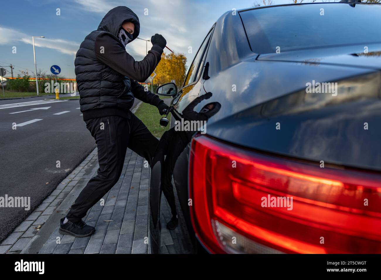 Attempted to steal a car using a suitcase in the city center - a thief ...