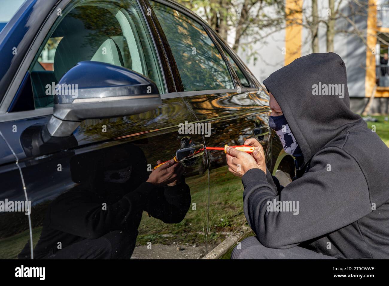 Attempted to steal a car using a suitcase in the city center - a thief ...