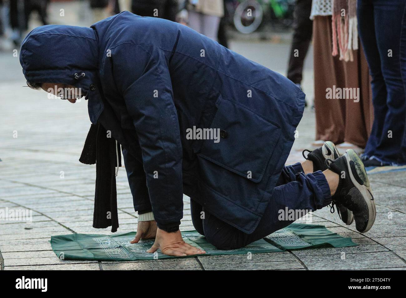 London, UK. 04th Nov, 2023. Muslim participants get together for their ...