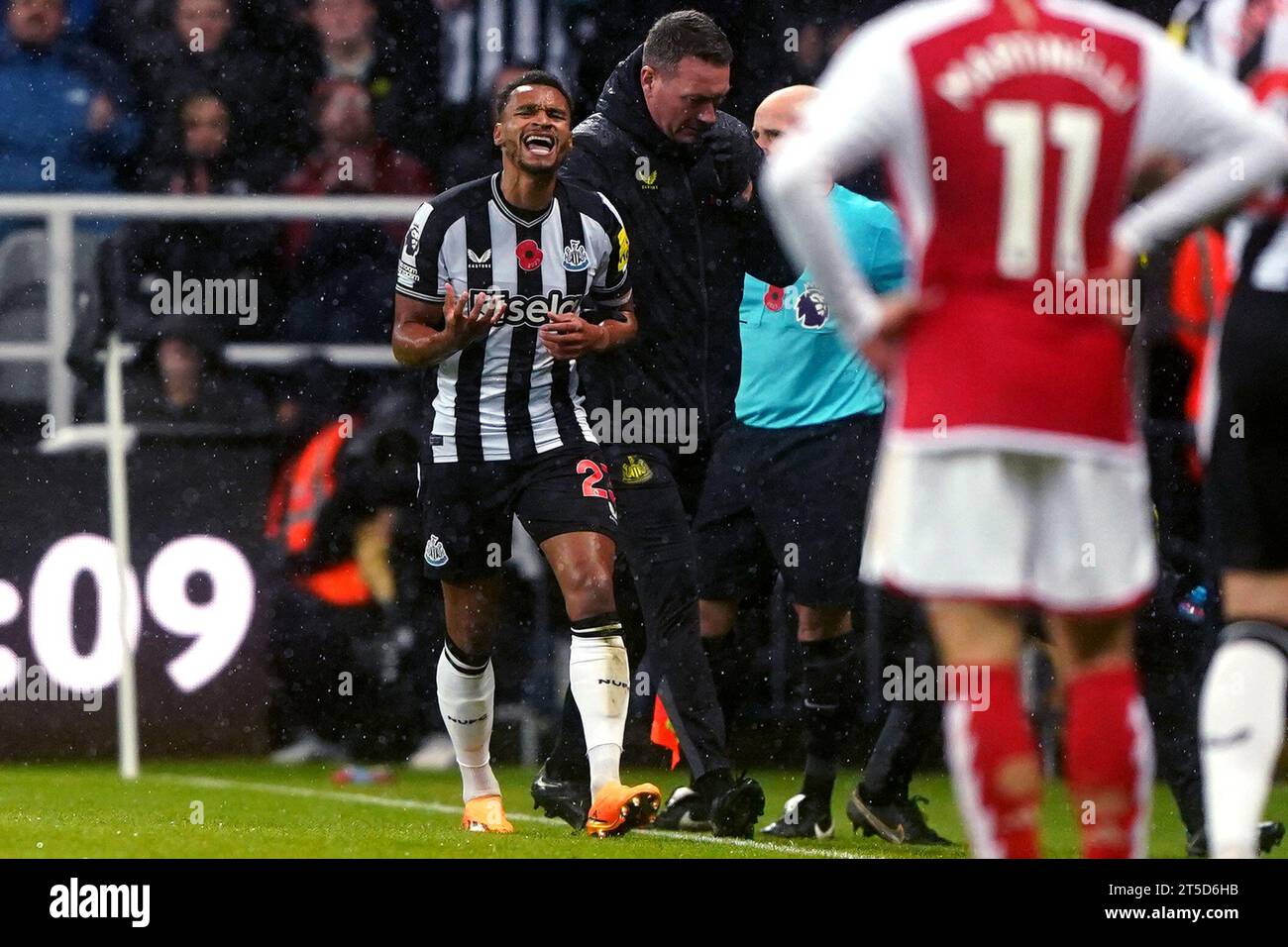 Newcastle United's Jacob Murphy suffers from a dislocated shoulder ...