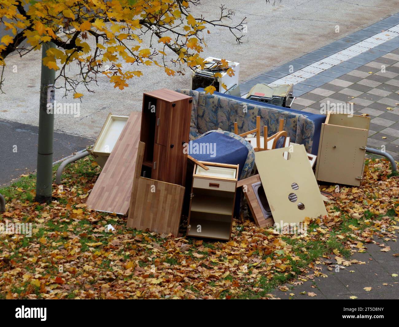 Es gibt Orte in einer Stadt, da waechst der Sperrmuell einfach nach ...