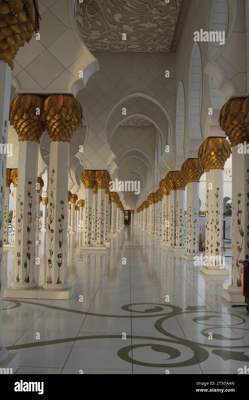 Abu Dhabi Sheikh Zayed Mosque Stock Photo - Alamy