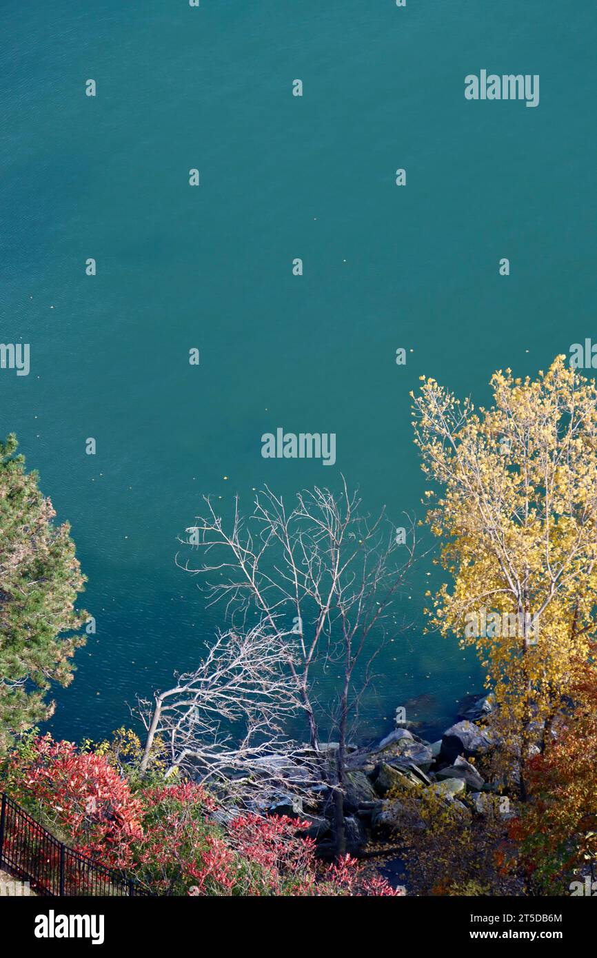 Lake Erie shoreline at the Gold Coast of Lakewood, Ohio Stock Photo - Alamy