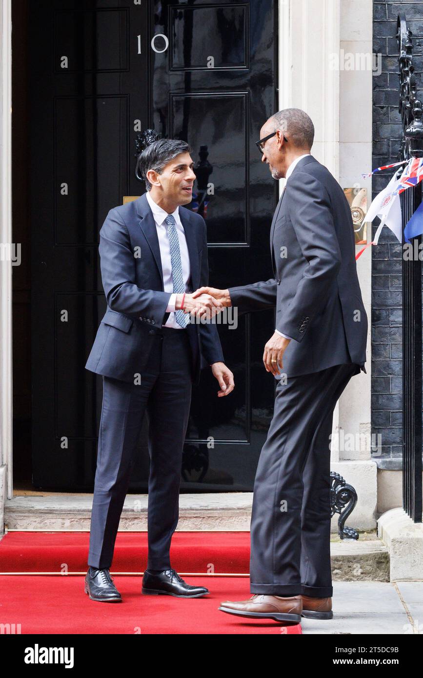 MccLi0004082 British Prime Minister Rishi Sunak greets the President of ...