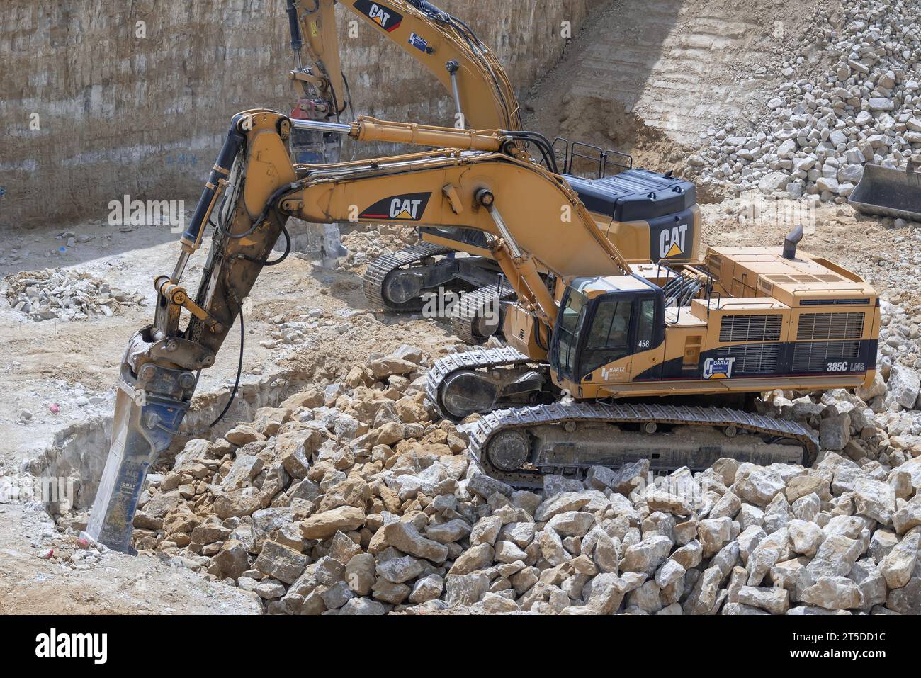 Construction vehicle and cat hi-res stock photography and images - Alamy