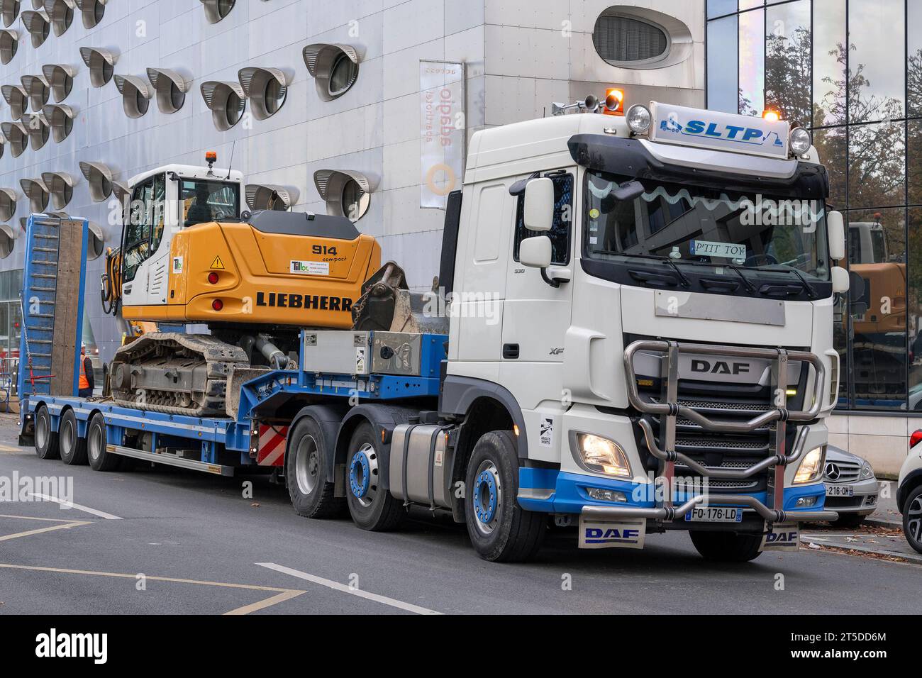 White heavy haulage truck DAF XF 530 with Liebherr crawler excavator on ...