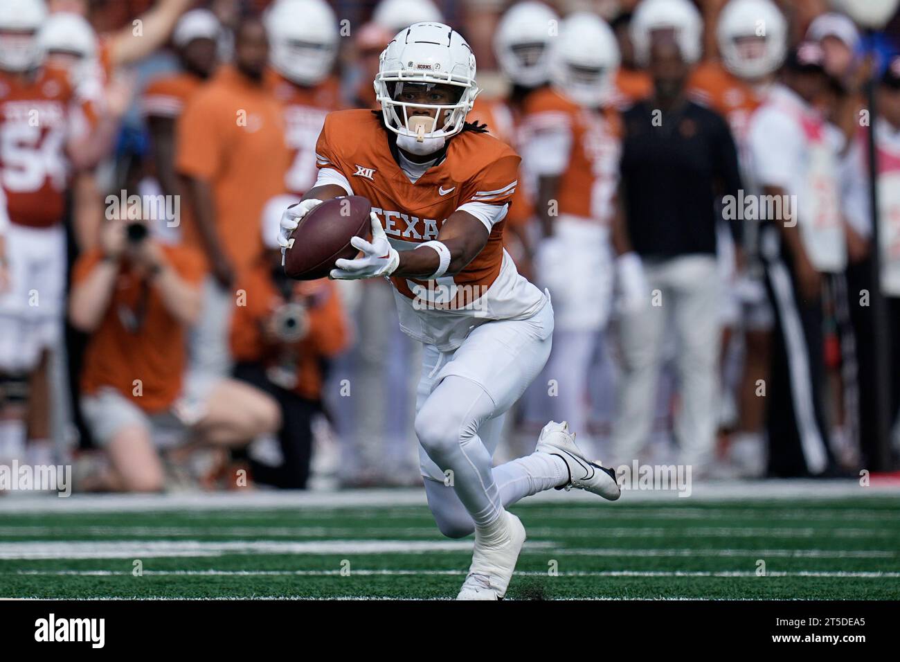 Texas wide receiver Adonai Mitchell (5) reaches for a pass during the ...
