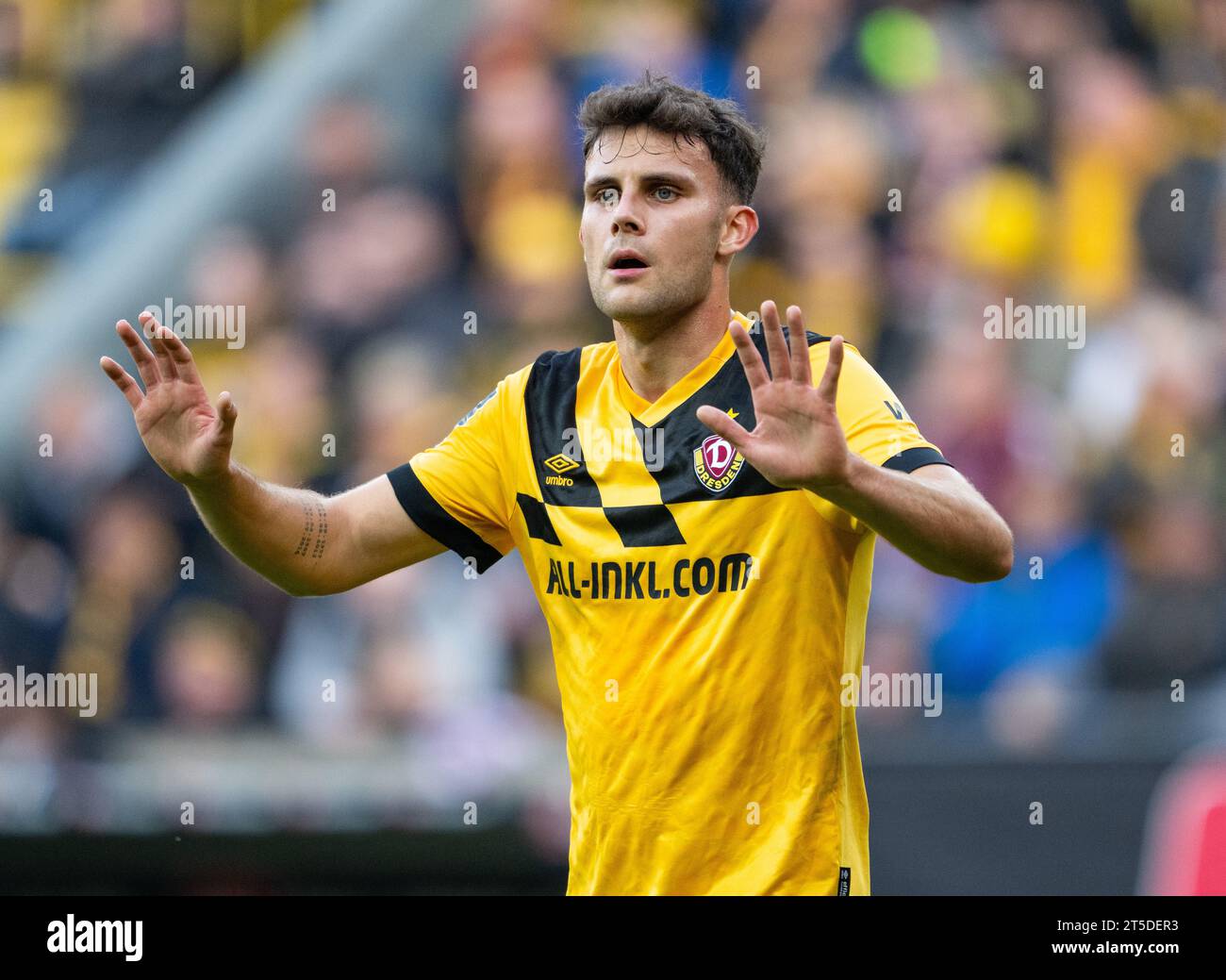 Dresden, Germany. 04th Nov, 2023. Soccer: 3rd division, SG Dynamo ...