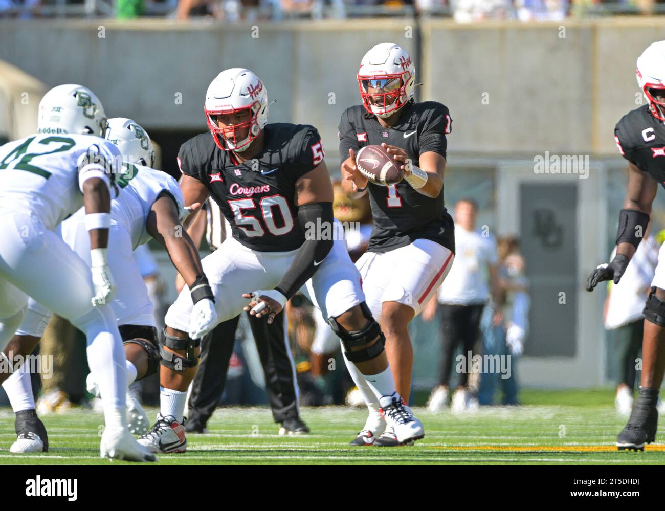 November 4 2023: Houston Cougars quarterback Donovan Smith (1) takes ...