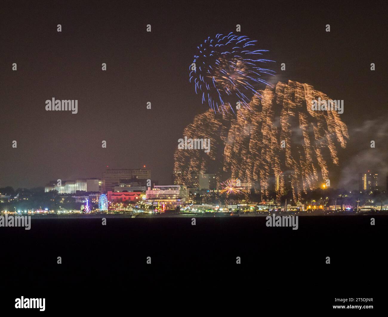 Sheerness, Kent, UK. 4th Nov, 2023. Southend-on-sea in Essex's impressive fireworks display ...