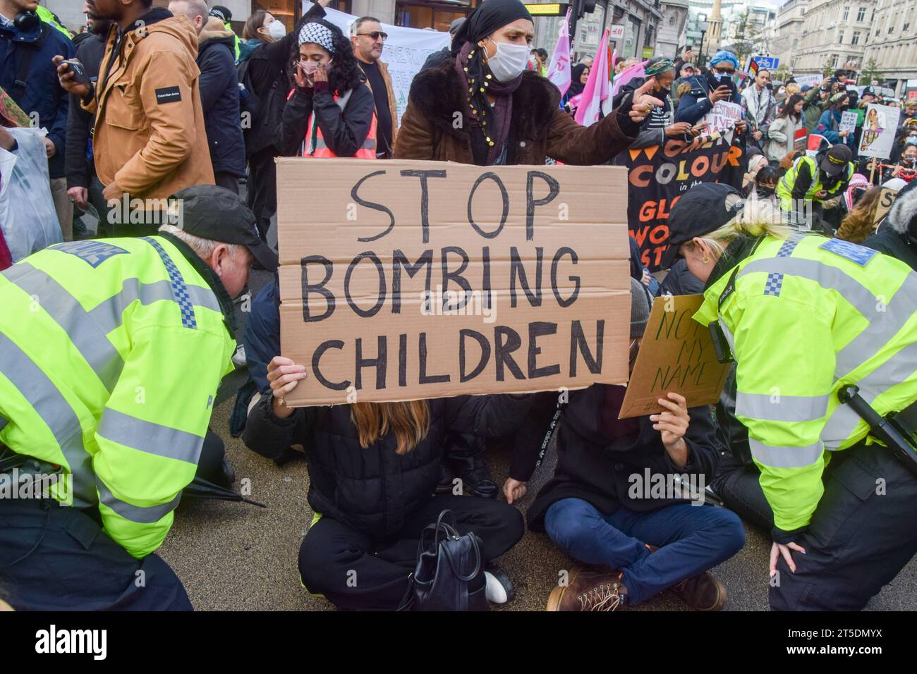 London, UK. 04th Nov, 2023. Police officers try to move a pro-Palestine ...