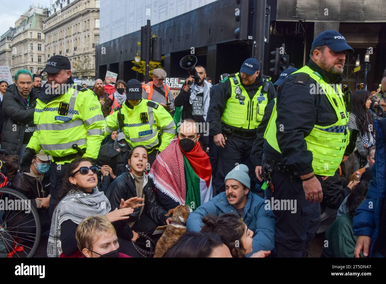 London, UK. 04th Nov, 2023. Police officers get ready to move a pro ...