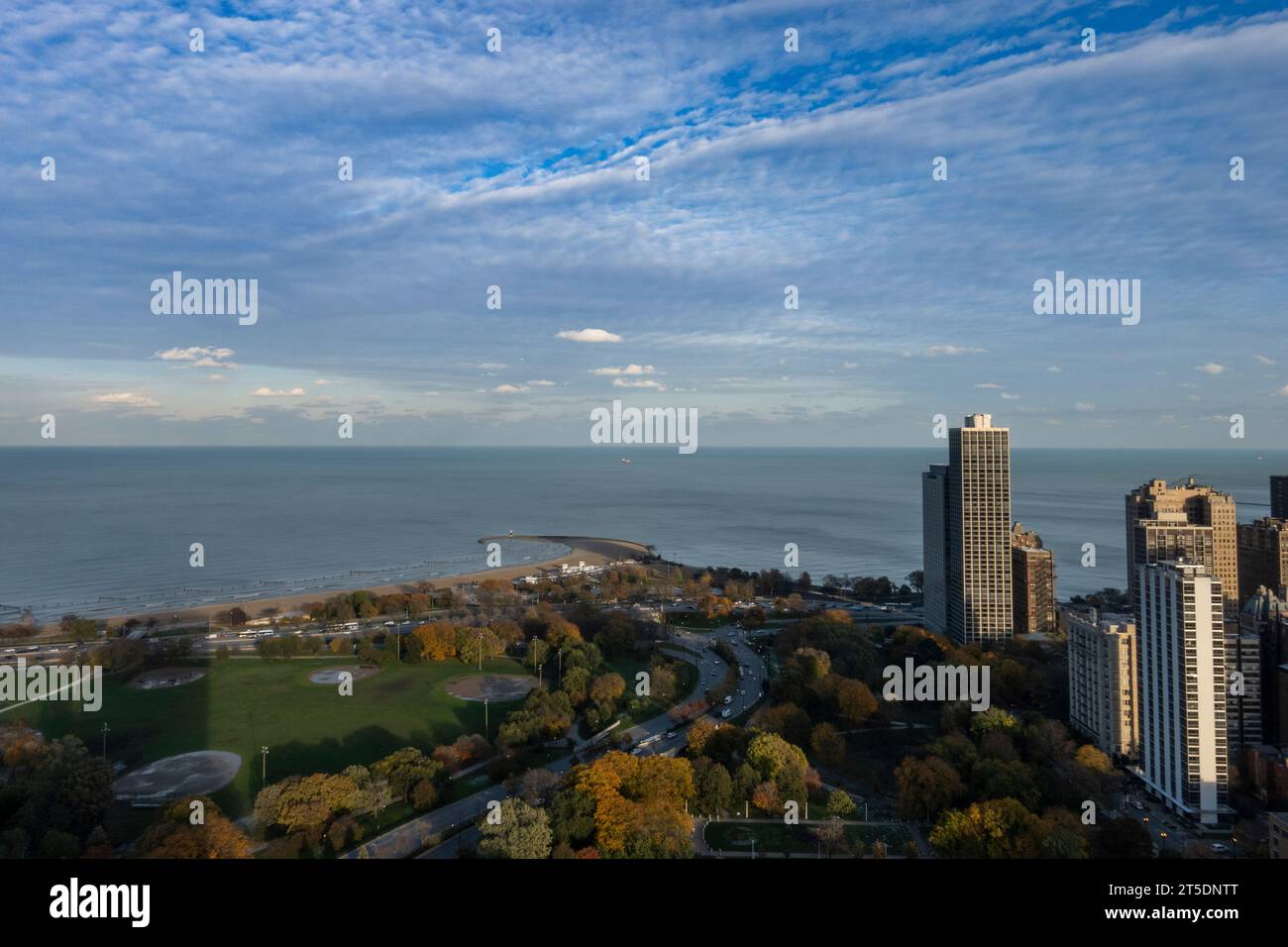 Chicago skyline sunrise from lake hi-res stock photography and images ...
